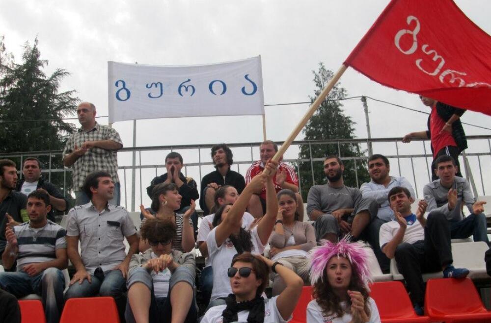 ლანჩხუთში ცვლიან: მინდვრის საფარს, ლოჟას, ტაბლოს, განათებას, მწვრთნელსა ...